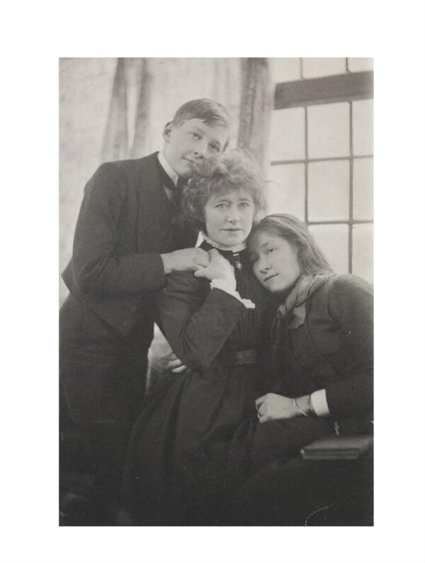 Ellen Terry with her children Edith and Edward Gordon Craig | Hollyer ...