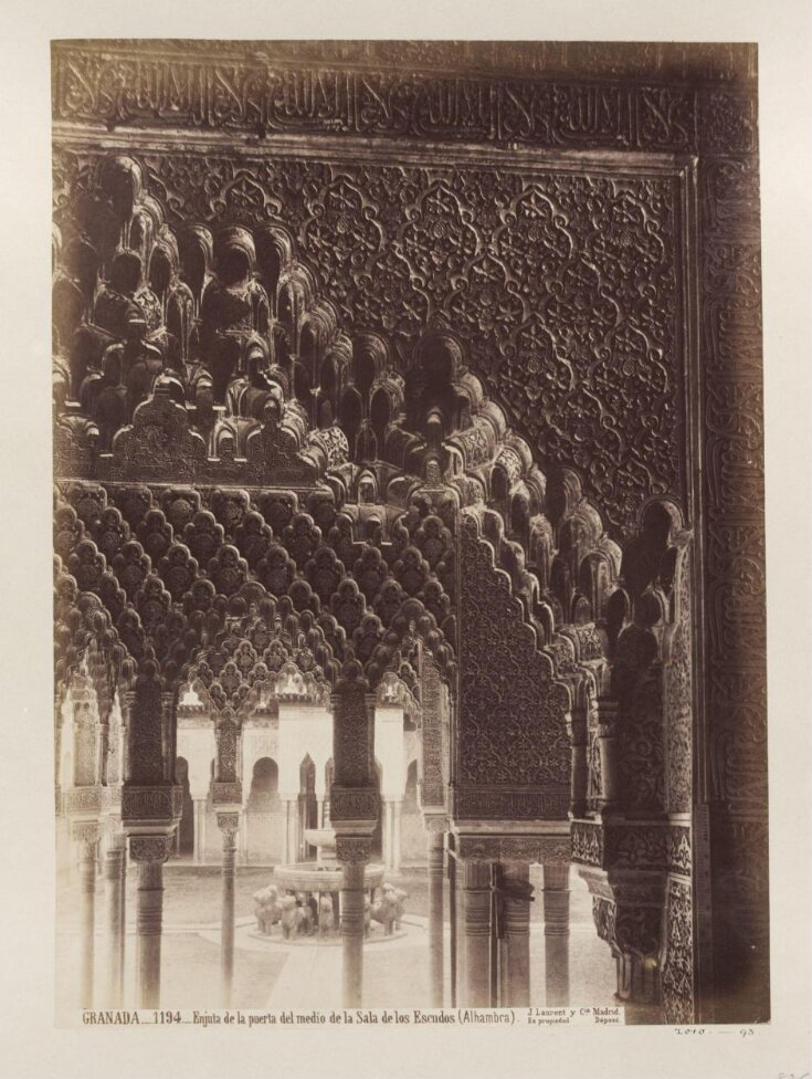 Spandrel of the middle gate of the Sala de los Escudos (Alhambra ...