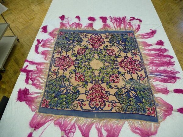 Shawl | Winifred Kennedy Scott | V&A Explore The Collections