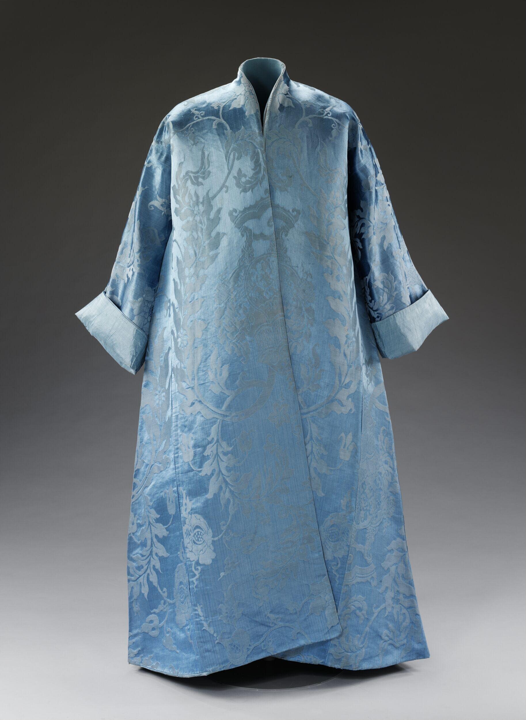 Kimono-inspired men's robe of Chinese silk damask. China, 1650-1700 ...