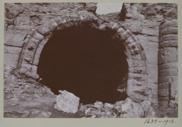 Entrance arch to Room 4 in the ruins of the Great Iwan at Hatra, Iraq ...