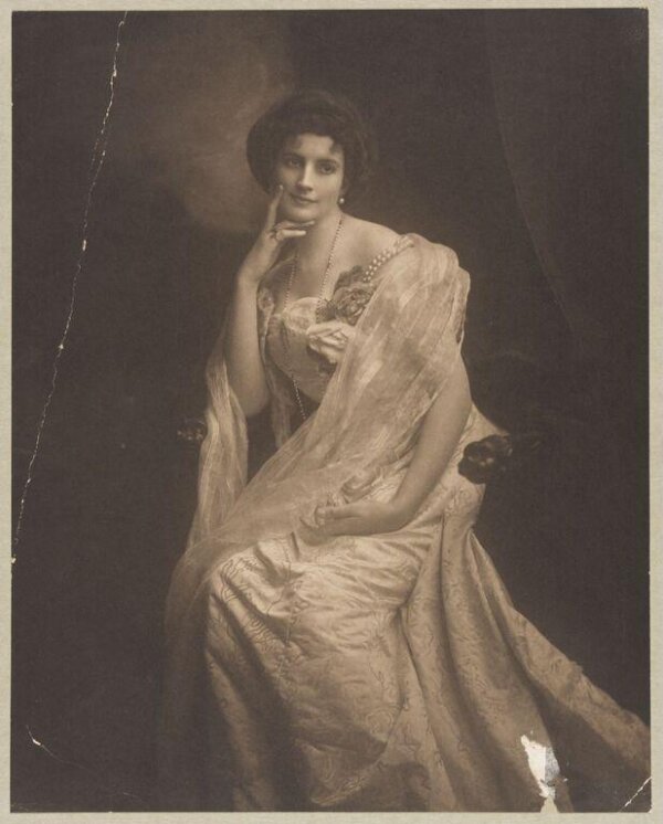 Photograph | H. Walter Barnett | V&A Explore The Collections