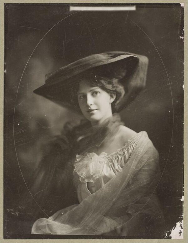 Photograph | H. Walter Barnett | V&A Explore The Collections